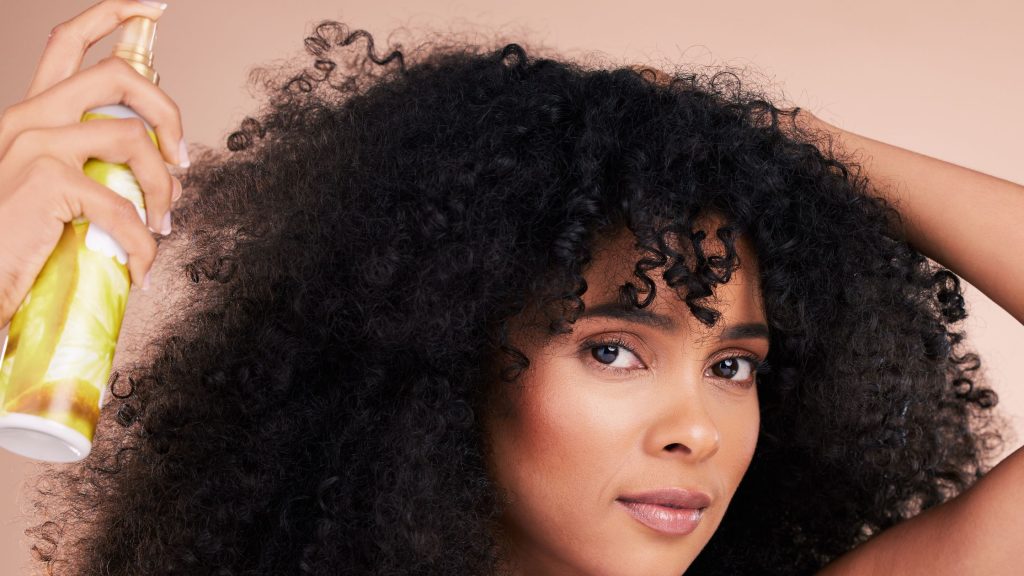 How To Properly Moisturize Black Afro Hair - The Alcyone